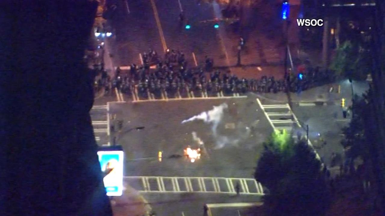 Charlotte Protest Turns Violent as Police Fire Tear Gas | abc11.com